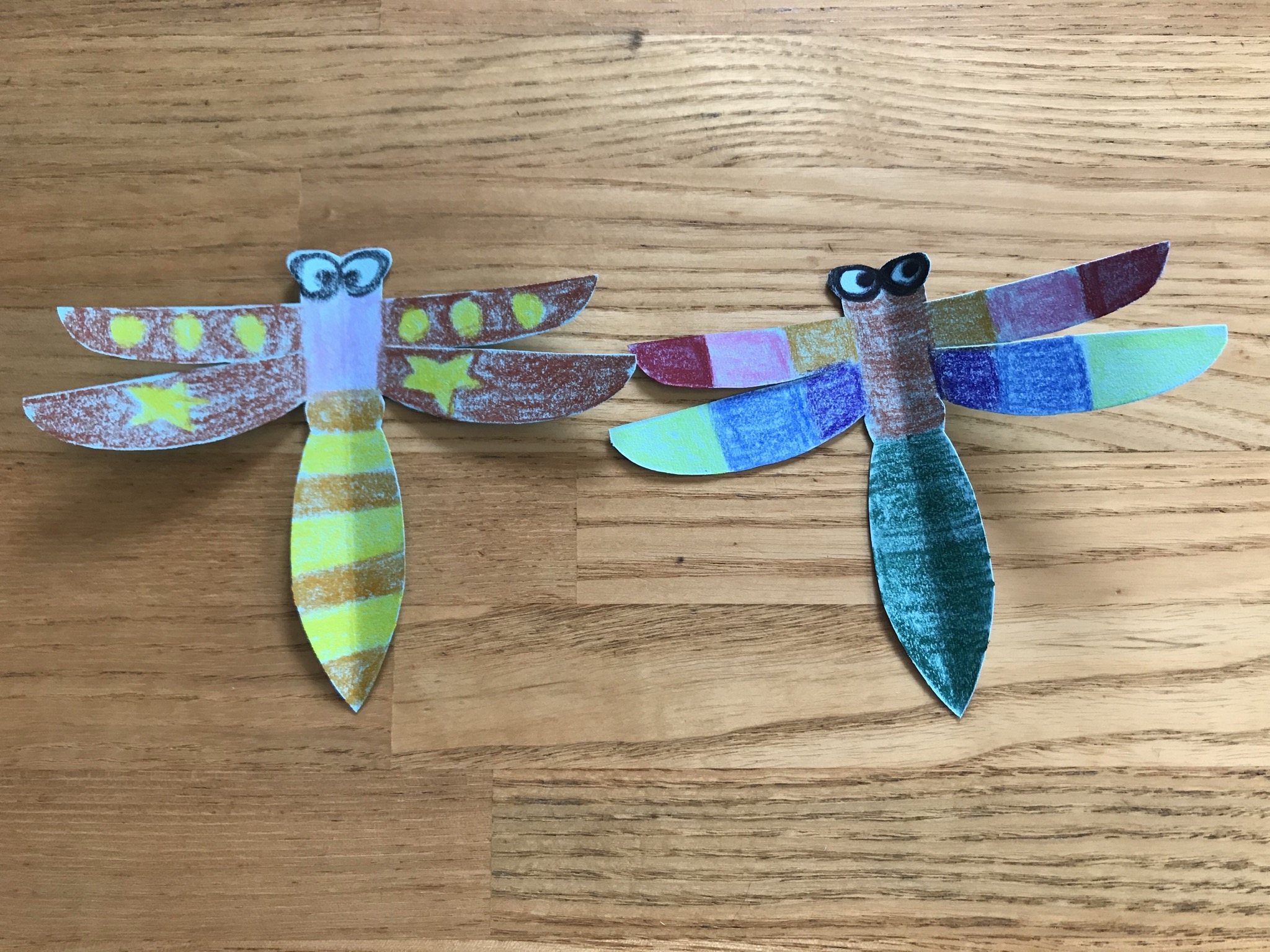 スイスイとんぼ（秋：9月の製作アイデア）／保育士・幼稚園教諭のおしゃべり広場！掲示板・製作（ネタ）の紹介『みるく・ぶれーく！』